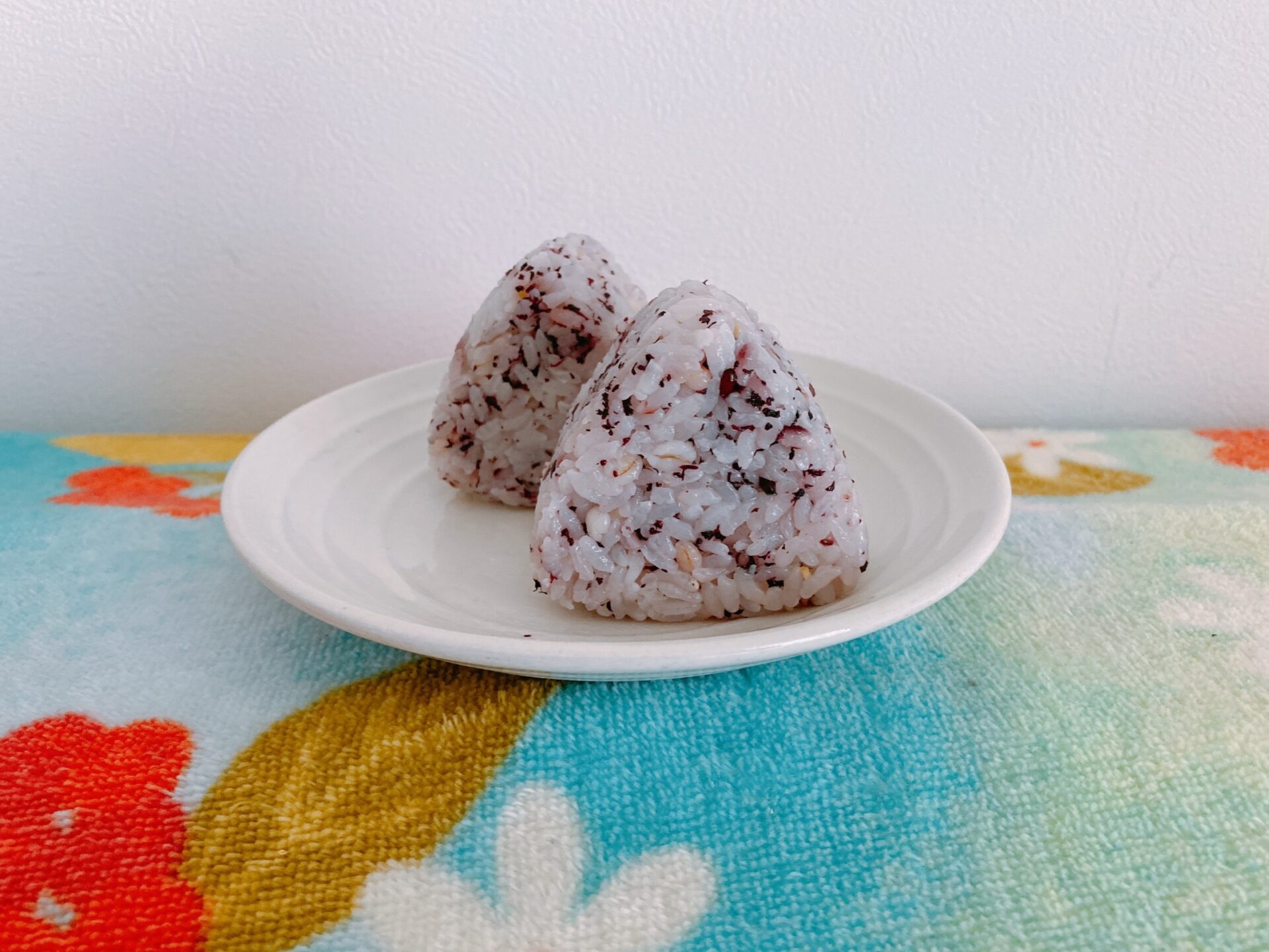 【ZIP！で紹介】50年愛されるふりかけ 名前の由来やアレンジレシピも紹介！ 三島のゆかり® しそごはん用／三島食品 | ふりかけまにあ